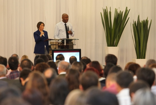 Na abertura da Conferência, o Bishop Keith A. Butler ensinou sobre a ...