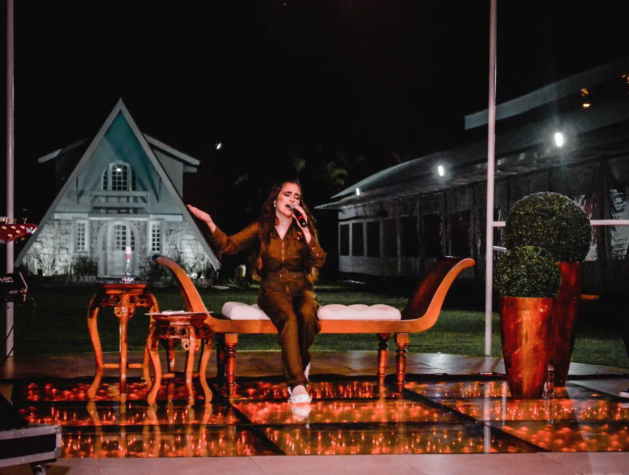 Live de Deborah Almeida arrecadou alimentos e máscaras para o Deixai Vir - Verbo da Vida